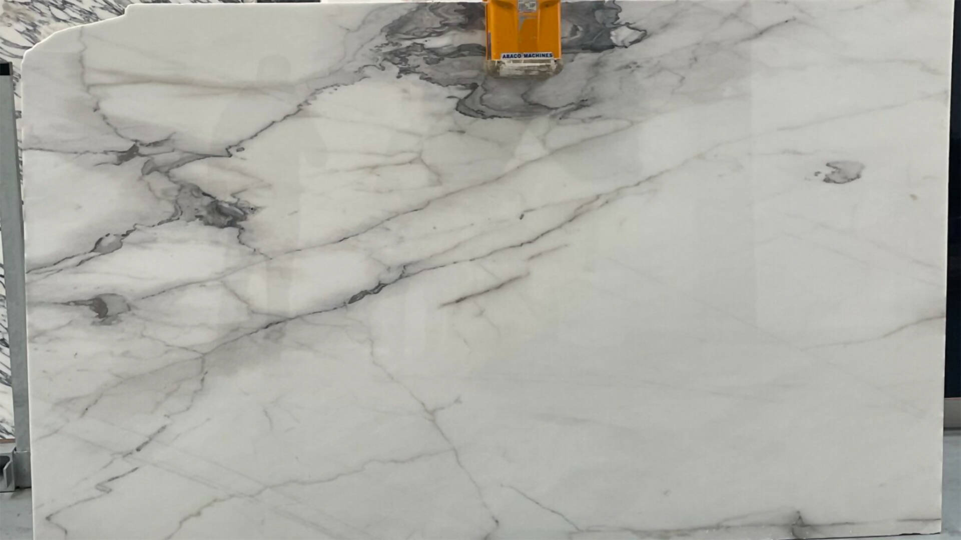 Calacatta Colorado Lincoln Marble in UK| White kitchen | www.work-tops.com