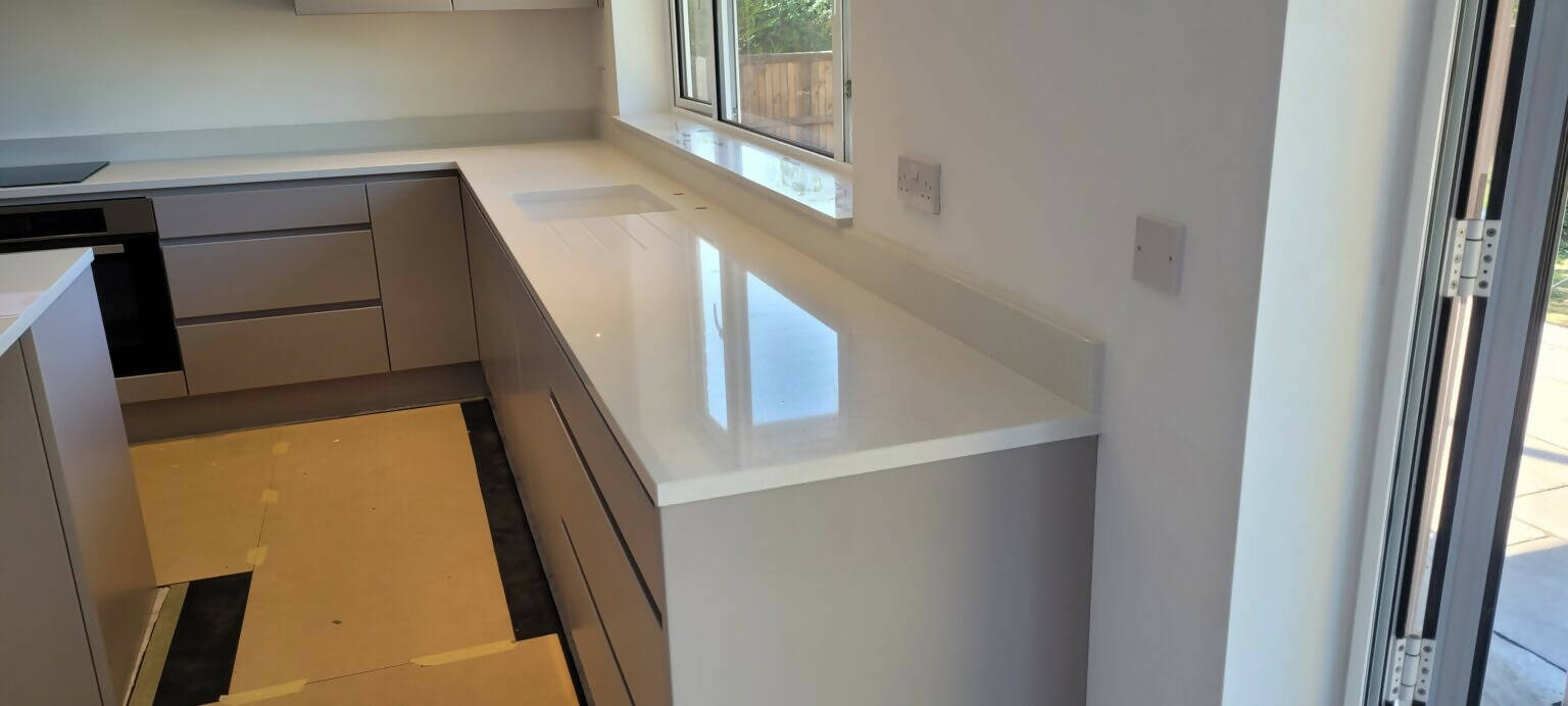 Pacific White Quartz Available In UK | Dark Grey Quartz | www.work-tops.com