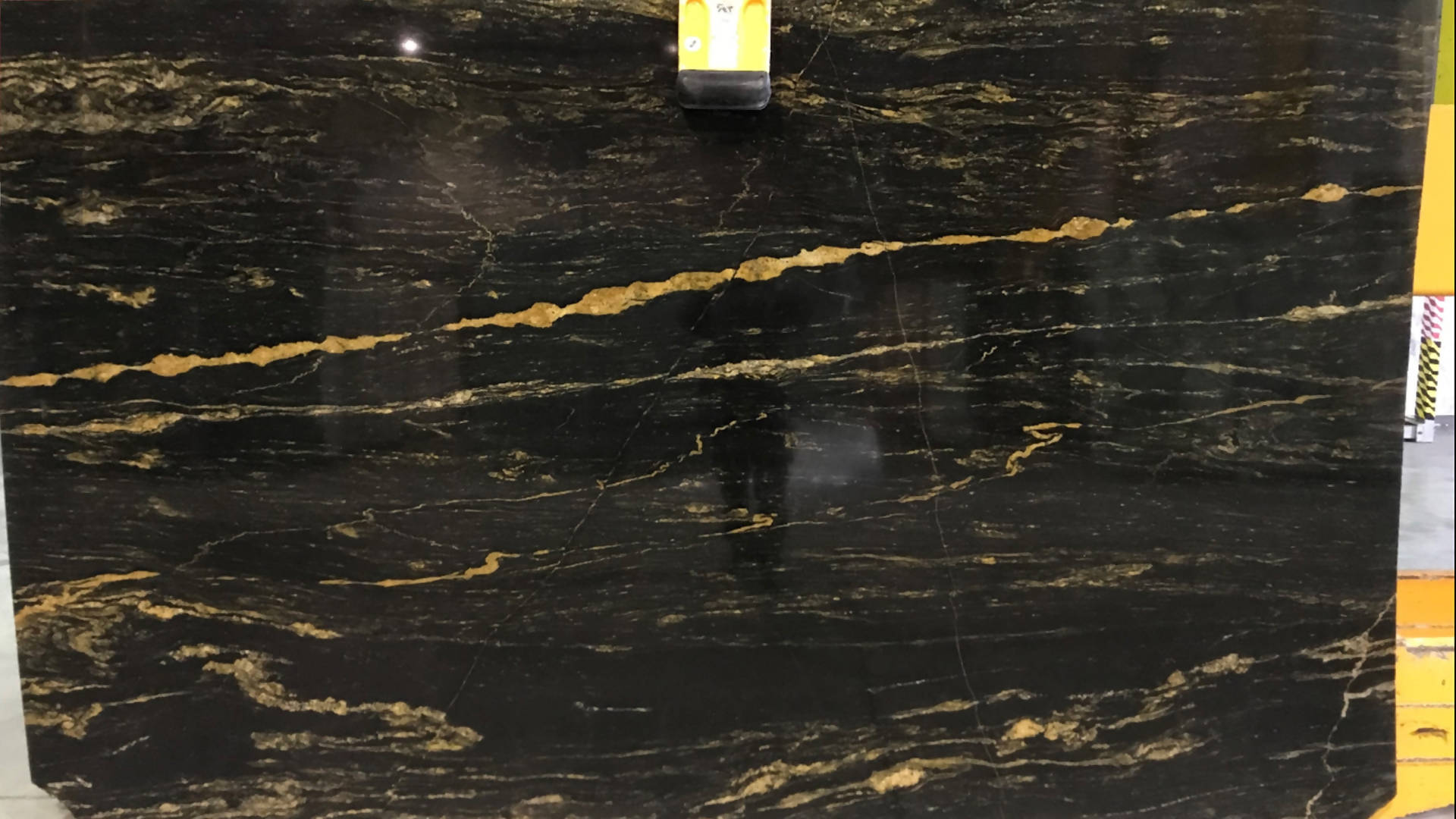 BLACK AND GOLD KITCHEN WORKTOPS– Origin_Spain– www.work-tops.com